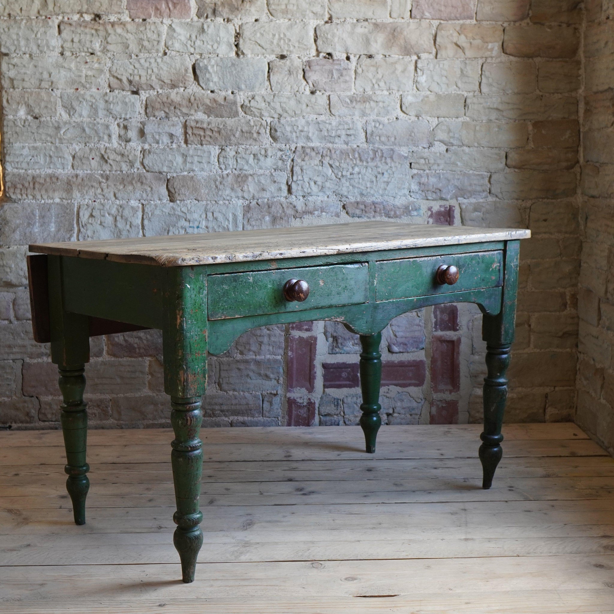 Antique Green Table– KONTRAST