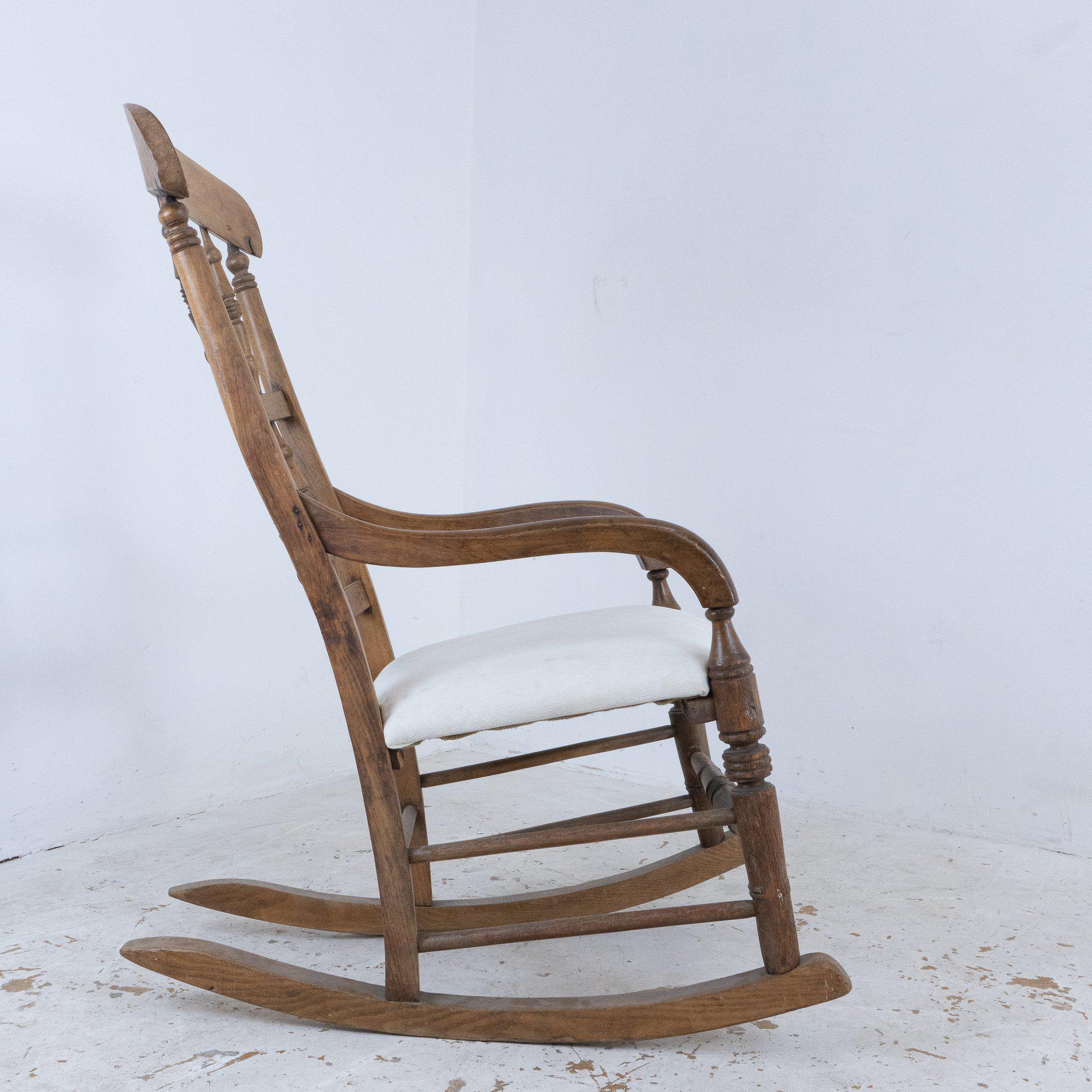 Antique Rocking Chair– KONTRAST